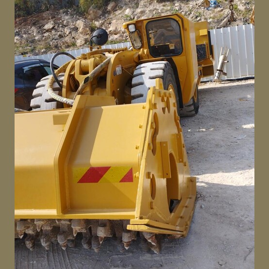 CAT R1300G Scooptram with Cutter Boom