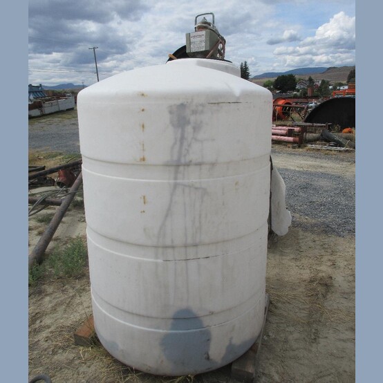 560 Gallon Plastic Tank with Lightnin Agitator