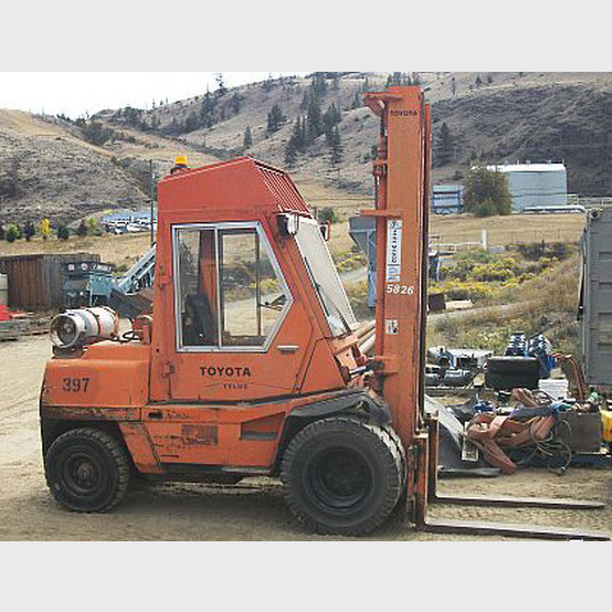Toyota 10,000 lb. Dual Wheel Fork Lift. Propane Operated.
