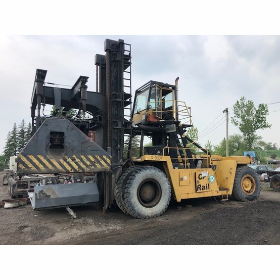 CAT V1100 Container Stacker