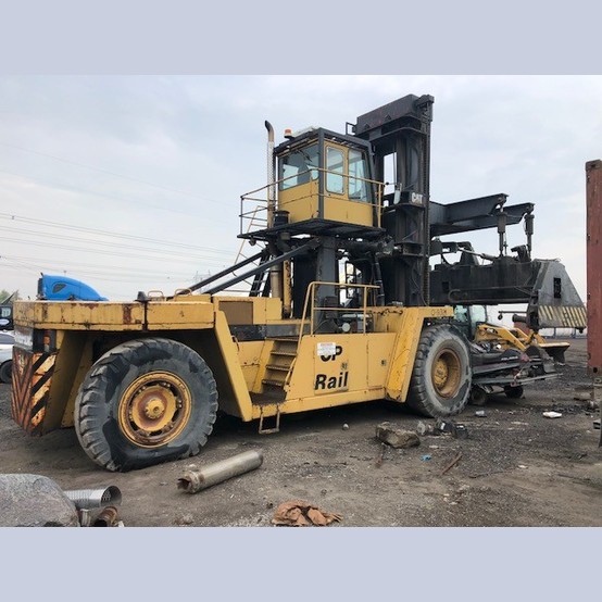 CAT V1100 Container Stacker
