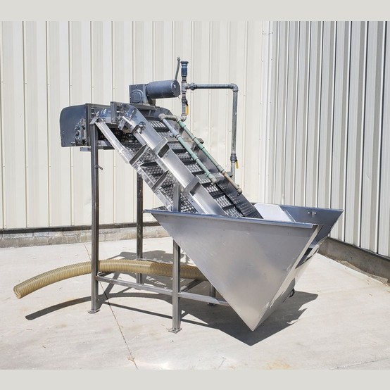 22 in. Wide Cleated Incline Sanitary Spray & Wash Conveyor