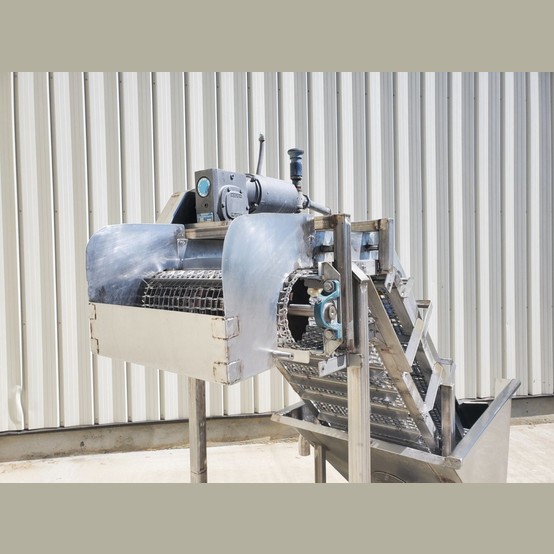 22 in. Wide Cleated Incline Sanitary Spray & Wash Conveyor