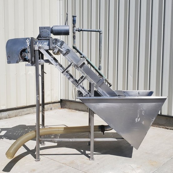22 in. Wide Cleated Incline Sanitary Spray & Wash Conveyor