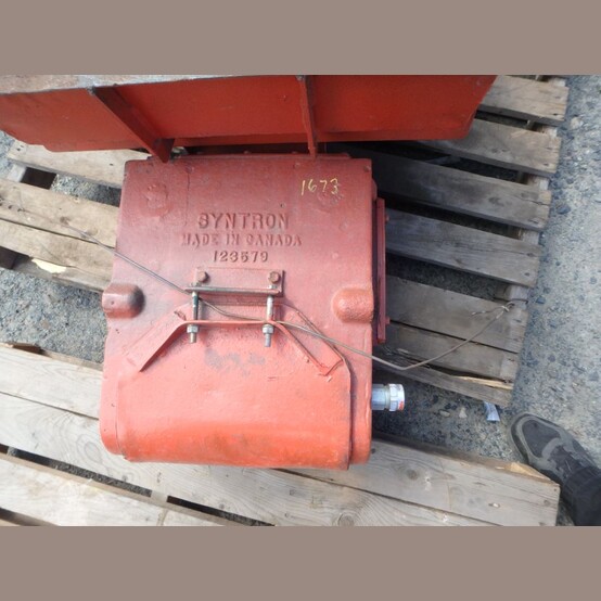 Syntron 24 in. x 42 in. Vibrating Feeder